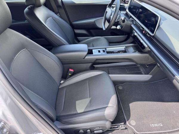Pelēks Hyundai IONIQ 6 2023 Viļņa, ar dzinēja tilpumu 0.00 L un nobraukumu 72 tūkst. km par 30950 €, foto 6 vietnē AUTOMOTO.COM.LV