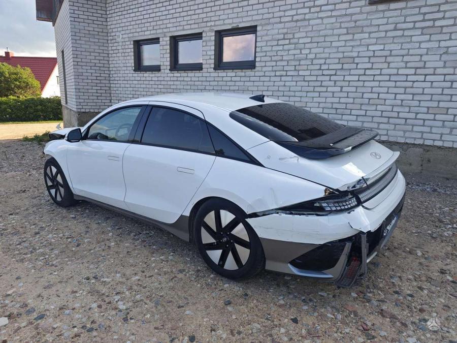 Белый Хендай IONIQ 6 2023 в Тельшяй, объемом двигателя 0.00 л и пробегом 48 тыс. км за 12600 €, фото 12 на AUTOMOTO.COM.LV