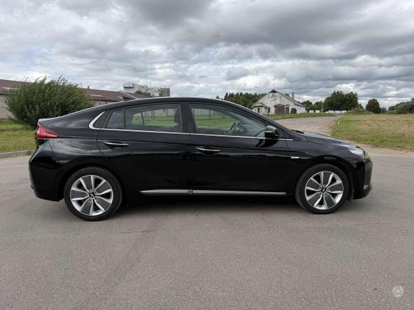 Black Hyundai Ioniq 2017 in Taurage, with an engine capacity of 1.58 L and mileage of 188 thousand km for 8800 €, photo 7 on AUTOMOTO.COM.LV