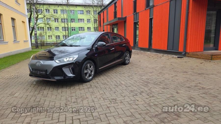Black Hyundai Ioniq 2018 in Valga, with an engine capacity of 0.00 L and mileage of 108 thousand km for 13990 €, photo 3 on AUTOMOTO.COM.LV