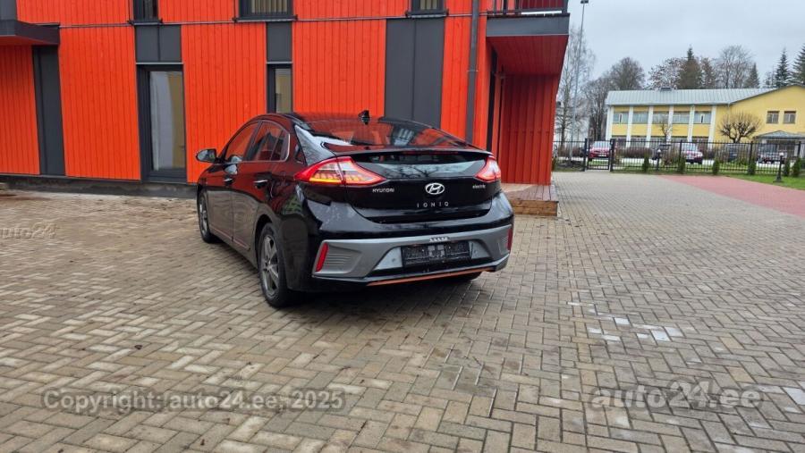 Black Hyundai Ioniq 2018 in Valga, with an engine capacity of 0.00 L and mileage of 108 thousand km for 13990 €, photo 5 on AUTOMOTO.COM.LV