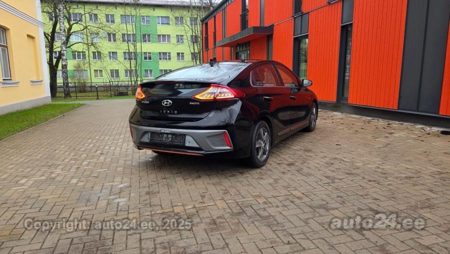 Black Hyundai Ioniq 2018 in Valga, with an engine capacity of 0.00 L and mileage of 108 thousand km for 13990 €, photo 6 on AUTOMOTO.COM.LV