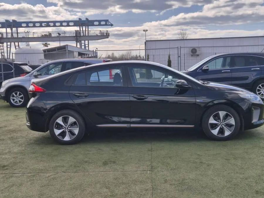 Black Hyundai Ioniq 2019 in Liepaja, with an engine capacity of 0.00 L and mileage of 260 thousand km for 9600 €, photo 5 on AUTOMOTO.COM.LV