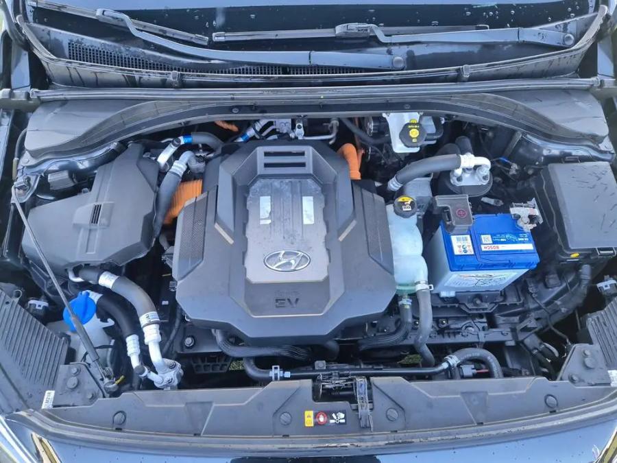 Black Hyundai Ioniq 2019 in Liepaja, with an engine capacity of 0.00 L and mileage of 260 thousand km for 9600 €, photo 26 on AUTOMOTO.COM.LV