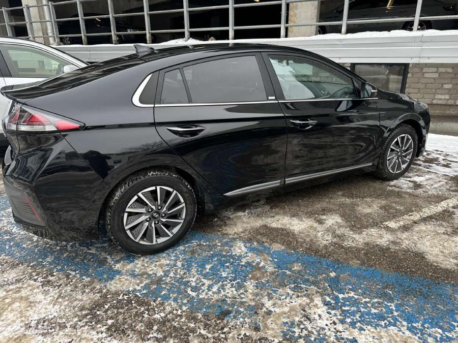 Black Hyundai Ioniq 2021 in Vilnius, with an engine capacity of 0.00 L and mileage of 62 thousand km for 17000 €, photo 5 on AUTOMOTO.COM.LV