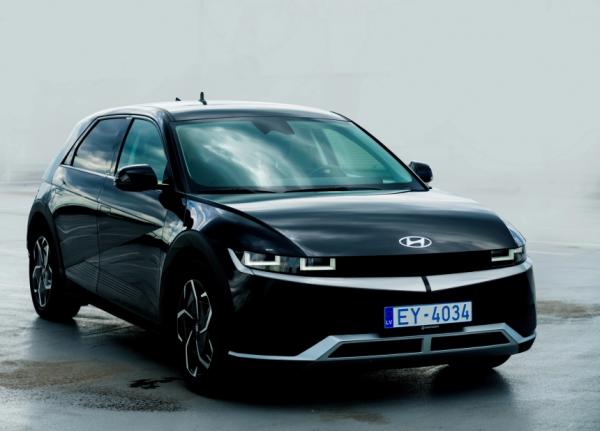 Black Hyundai Ioniq 2023 in Riga, with an engine capacity of 0.00 L and mileage of 58 thousand km for 28650 €, photo 2 on AUTOMOTO.COM.LV