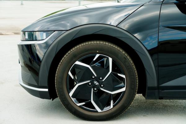 Black Hyundai Ioniq 2023 in Riga, with an engine capacity of 0.00 L and mileage of 58 thousand km for 28650 €, photo 3 on AUTOMOTO.COM.LV