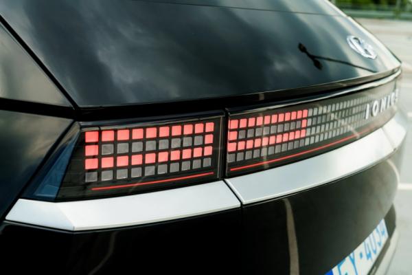 Black Hyundai Ioniq 2023 in Riga, with an engine capacity of 0.00 L and mileage of 58 thousand km for 28650 €, photo 6 on AUTOMOTO.COM.LV