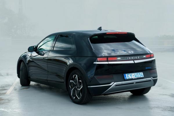 Black Hyundai Ioniq 2023 in Riga, with an engine capacity of 0.00 L and mileage of 58 thousand km for 28650 €, photo 7 on AUTOMOTO.COM.LV