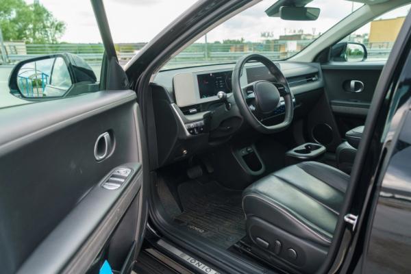 Black Hyundai Ioniq 2023 in Riga, with an engine capacity of 0.00 L and mileage of 58 thousand km for 28650 €, photo 8 on AUTOMOTO.COM.LV