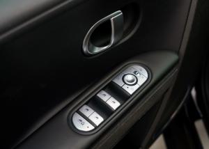 Melns Hyundai Ioniq 2023 Rīga, ar dzinēja tilpumu 0.00 L un nobraukumu 58 tūkst. km par 28650 €, foto 10 vietnē AUTOMOTO.COM.LV