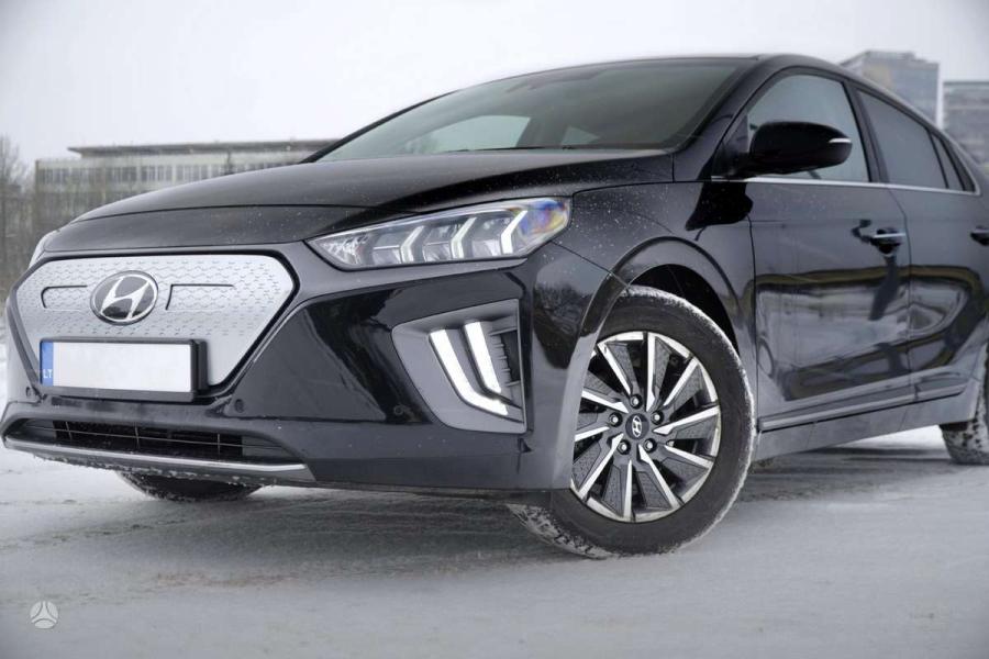 Black Hyundai Ioniq 2022 in Vilnius, with an engine capacity of 0.00 L and mileage of 46 thousand km for 20990 €, photo 2 on AUTOMOTO.COM.LV