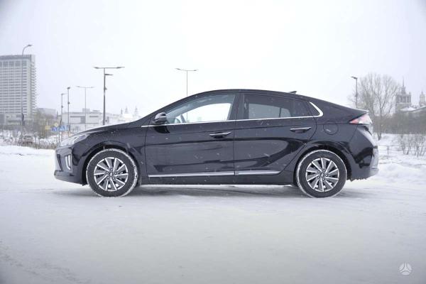 Melns Hyundai Ioniq 2022 Viļņa, ar dzinēja tilpumu 0.00 L un nobraukumu 46 tūkst. km par 20990 €, foto 3 vietnē AUTOMOTO.COM.LV