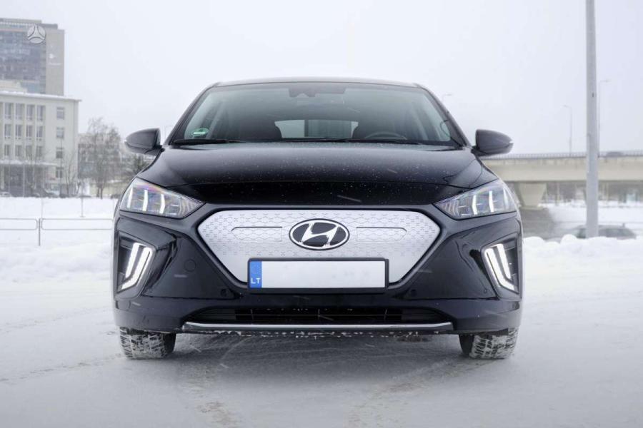 Black Hyundai Ioniq 2022 in Vilnius, with an engine capacity of 0.00 L and mileage of 46 thousand km for 20990 €, photo 5 on AUTOMOTO.COM.LV