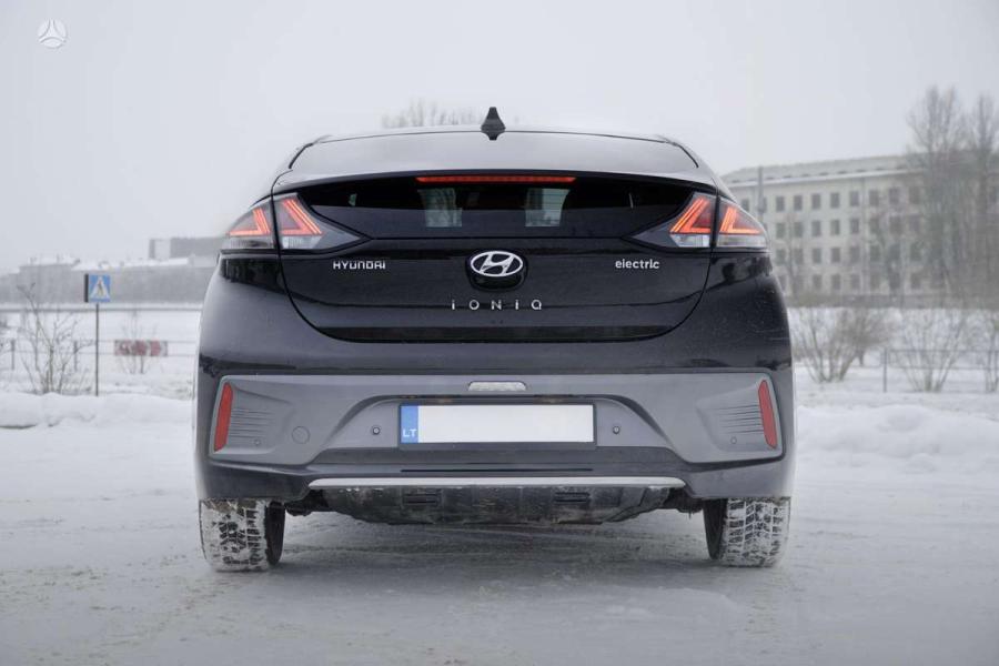 Black Hyundai Ioniq 2022 in Vilnius, with an engine capacity of 0.00 L and mileage of 46 thousand km for 20990 €, photo 6 on AUTOMOTO.COM.LV