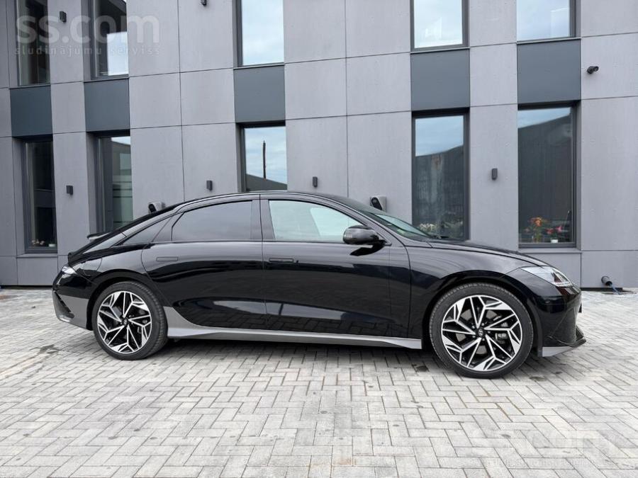 Black Hyundai Ioniq 2024 in Riga, with an engine capacity of 1.80 L and mileage of 27 thousand km for 42000 €, photo 4 on AUTOMOTO.COM.LV