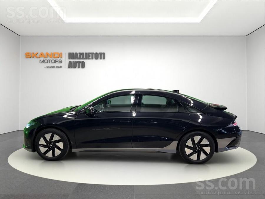 Black Hyundai Ioniq 2024 in Riga, with an engine capacity of 0.00 L and mileage of 12 thousand km for 28990 €, photo 4 on AUTOMOTO.COM.LV