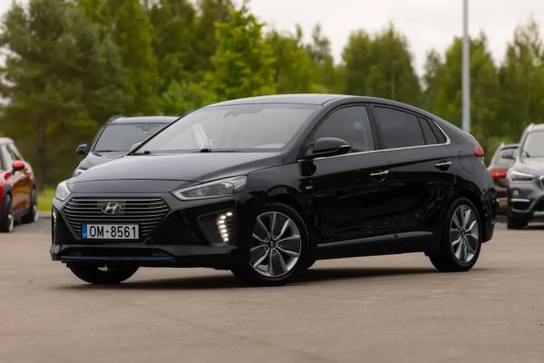 Черный Хендай Ioniq 2016 в Елгава, объемом двигателя 1.60 л и пробегом 212 тыс. км за 8950 €, фото 1 на AUTOMOTO.COM.LV