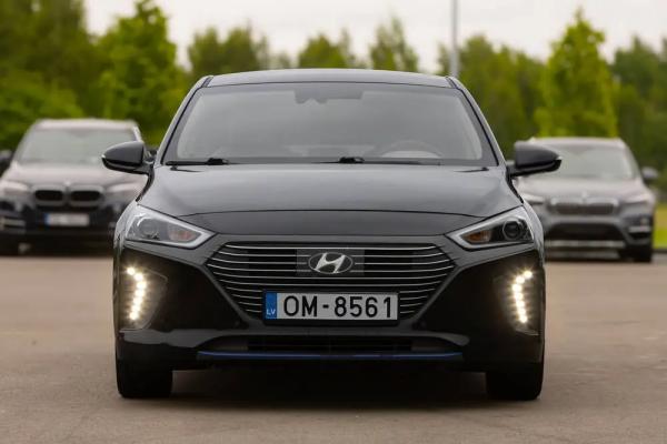 Черный Хендай Ioniq 2016 в Елгава, объемом двигателя 1.60 л и пробегом 212 тыс. км за 8950 €, фото 2 на AUTOMOTO.COM.LV