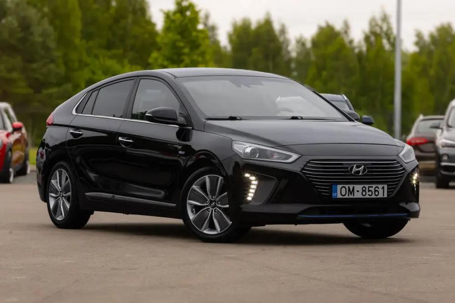 Черный Хендай Ioniq 2016 в Елгава, объемом двигателя 1.60 л и пробегом 212 тыс. км за 8950 €, фото 4 на AUTOMOTO.COM.LV