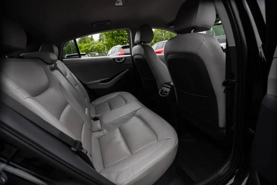 Черный Хендай Ioniq 2016 в Елгава, объемом двигателя 1.60 л и пробегом 212 тыс. км за 8950 €, фото 10 на AUTOMOTO.COM.LV