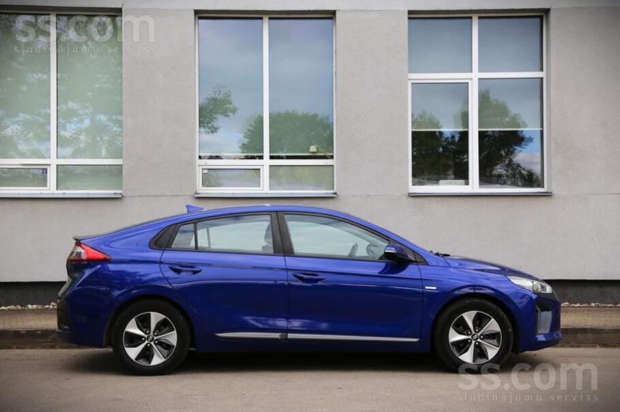 Blue Hyundai Ioniq 2019 in Riga, with an engine capacity of 0.00 L and mileage of 242 thousand km for 7995 €, photo 4 on AUTOMOTO.COM.LV