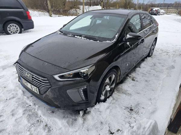 Brown Hyundai Ioniq 2017 in Kaunas, with an engine capacity of 1.58 L and mileage of 133 thousand km for 5999 €, photo 1 on AUTOMOTO.COM.LV