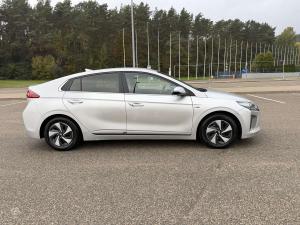 Pelēks Hyundai Ioniq 2016 Viļņa, ar dzinēja tilpumu 1.60 L un nobraukumu 126 tūkst. km par 11900 €, foto 4 vietnē AUTOMOTO.COM.LV