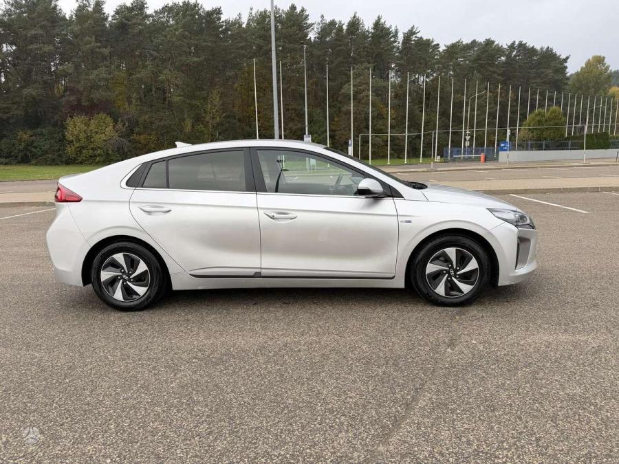 Pelēks Hyundai Ioniq 2016 Viļņa, ar dzinēja tilpumu 1.60 L un nobraukumu 126 tūkst. km par 11900 €, foto 4 vietnē AUTOMOTO.COM.LV