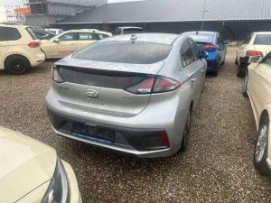 Grey Hyundai Ioniq 2020 in Vilnius, with an engine capacity of 1.58 L and mileage of 339 thousand km for 8399 €, photo 6 on AUTOMOTO.COM.LV