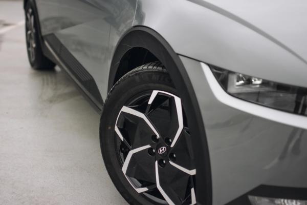 Серый Хендай Ioniq 2022 в Рига, объемом двигателя 0.00 л и пробегом 35 тыс. км за 29500 €, фото 5 на AUTOMOTO.COM.LV