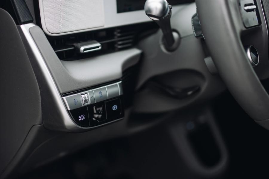 Pelēks Hyundai Ioniq 2022 Rīga, ar dzinēja tilpumu 0.00 L un nobraukumu 35 tūkst. km par 29500 €, foto 14 vietnē AUTOMOTO.COM.LV