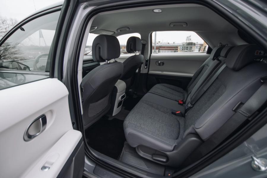 Pelēks Hyundai Ioniq 2022 Rīga, ar dzinēja tilpumu 0.00 L un nobraukumu 35 tūkst. km par 29500 €, foto 18 vietnē AUTOMOTO.COM.LV