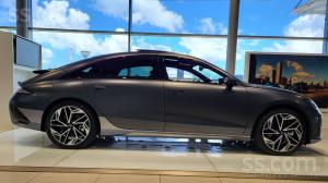 Pelēks Hyundai Ioniq 2024 Rīga, ar dzinēja tilpumu 0.00 L un nobraukumu 18 tūkst. km par 53379 €, foto 5 vietnē AUTOMOTO.COM.LV