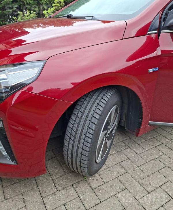 Red Hyundai Ioniq 2019 in Riga, with an engine capacity of 1.60 L and mileage of 198 thousand km for 10600 €, photo 4 on AUTOMOTO.COM.LV