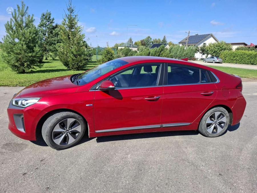 Red Hyundai Ioniq 2019 in Kaunas, with an engine capacity of 0.00 L and mileage of 102 thousand km for 16900 €, photo 4 on AUTOMOTO.COM.LV