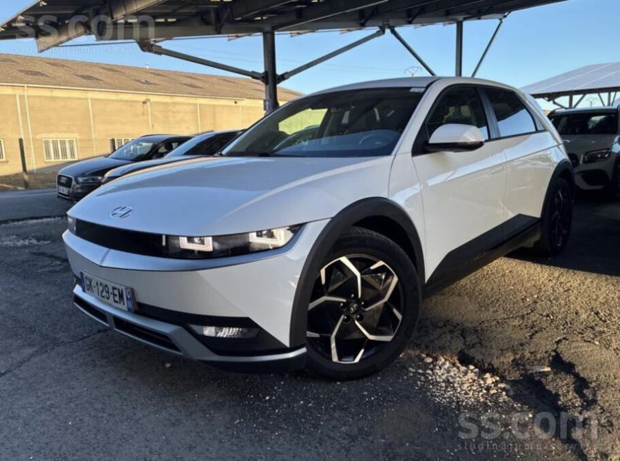 White Hyundai Ioniq 2022 in Riga, with an engine capacity of 0.00 L and mileage of 113 thousand km for 25000 €, photo 1 on AUTOMOTO.COM.LV