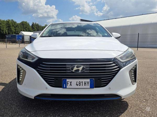 White Hyundai Ioniq 2016 in Kaunas, with an engine capacity of 1.60 L and mileage of 203 thousand km for 9500 €, photo 3 on AUTOMOTO.COM.LV