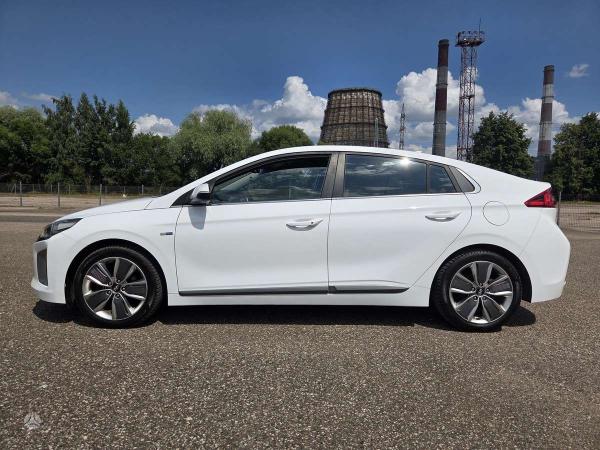 White Hyundai Ioniq 2016 in Kaunas, with an engine capacity of 1.60 L and mileage of 203 thousand km for 9500 €, photo 4 on AUTOMOTO.COM.LV