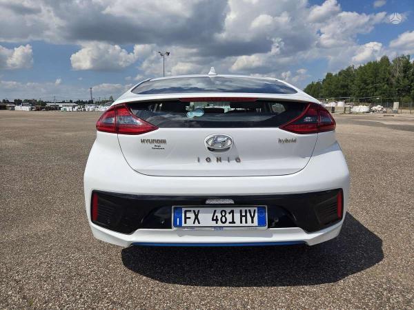 White Hyundai Ioniq 2016 in Kaunas, with an engine capacity of 1.60 L and mileage of 203 thousand km for 9500 €, photo 8 on AUTOMOTO.COM.LV