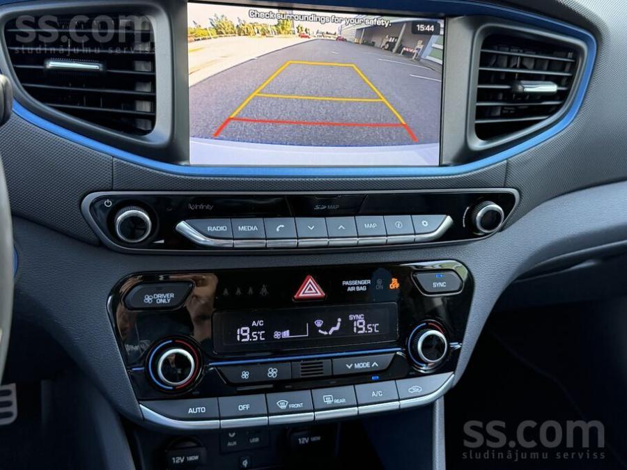 Balts Hyundai Ioniq 2016 Rīga, ar dzinēja tilpumu 1.60 L un nobraukumu 130 tūkst. km par 10900 €, foto 11 vietnē AUTOMOTO.COM.LV