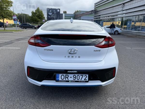 Balts Hyundai Ioniq 2016 Rīga, ar dzinēja tilpumu 1.60 L un nobraukumu 130 tūkst. km par 10900 €, foto 5 vietnē AUTOMOTO.COM.LV