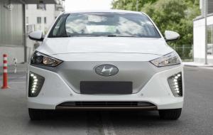 White Hyundai Ioniq 2017 in Vilnius, with an engine capacity of 0.00 L and mileage of 145 thousand km for 10400 €, photo  on AUTOMOTO.COM.LV