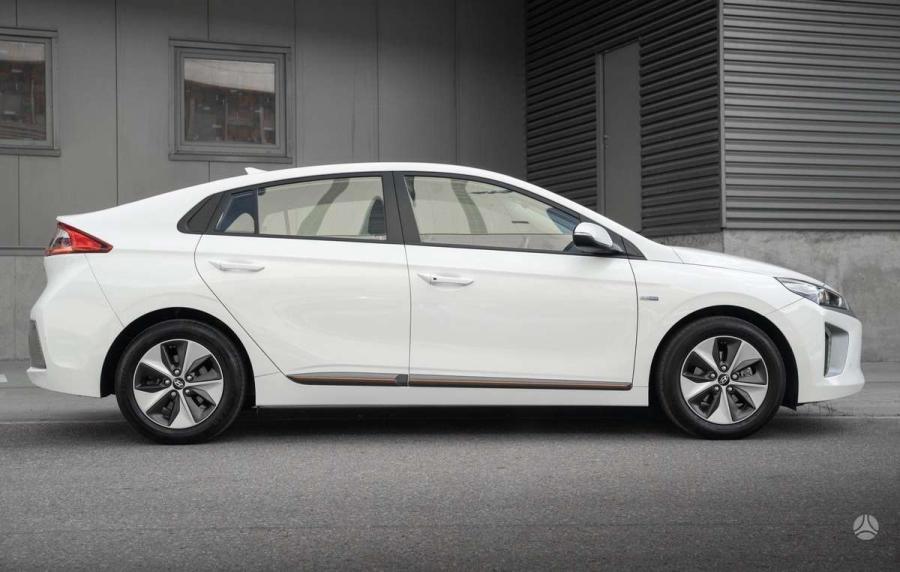 White Hyundai Ioniq 2017 in Vilnius, with an engine capacity of 0.00 L and mileage of 145 thousand km for 10400 €, photo 4 on AUTOMOTO.COM.LV