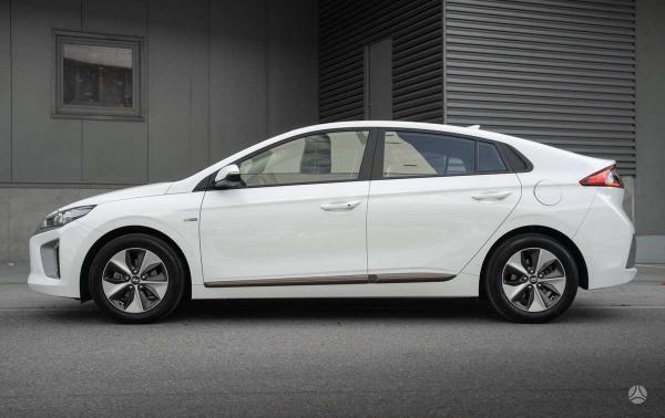 White Hyundai Ioniq 2017 in Vilnius, with an engine capacity of 0.00 L and mileage of 145 thousand km for 10400 €, photo 5 on AUTOMOTO.COM.LV