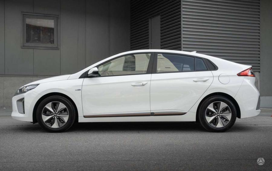 White Hyundai Ioniq 2017 in Vilnius, with an engine capacity of 0.00 L and mileage of 145 thousand km for 10400 €, photo 5 on AUTOMOTO.COM.LV