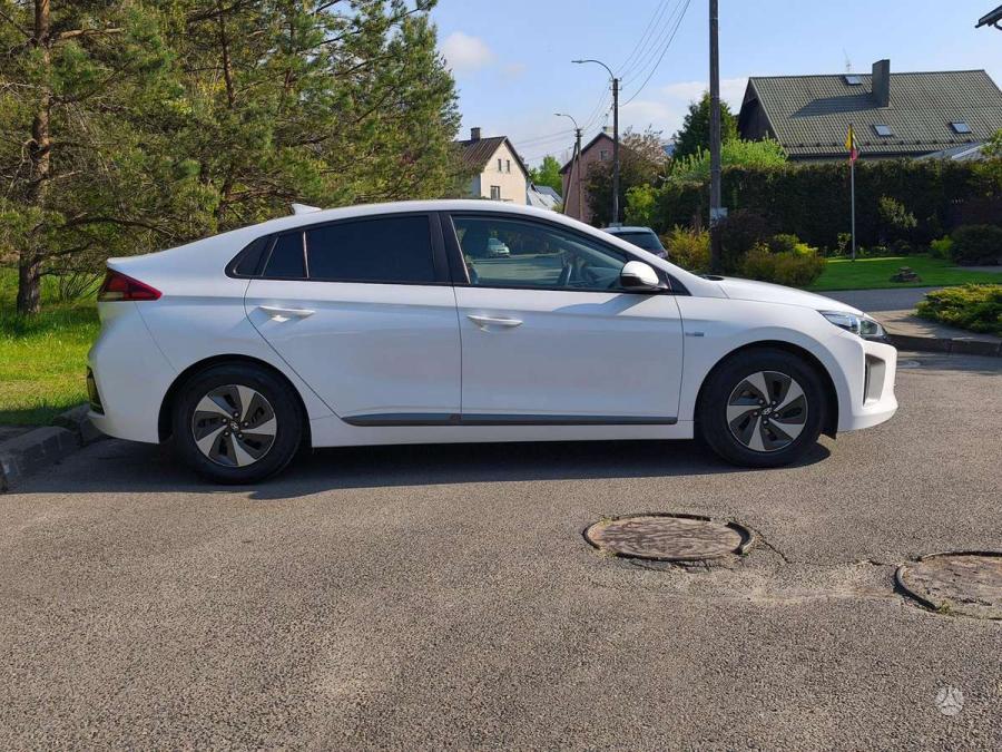 White Hyundai Ioniq 2017 in Vilnius, with an engine capacity of 1.58 L and mileage of 150 thousand km for 8250 €, photo 1 on AUTOMOTO.COM.LV