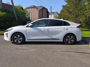 White Hyundai Ioniq 2017 in Vilnius, with an engine capacity of 1.58 L and mileage of 150 thousand km for 8250 €, photo 8 on AUTOMOTO.COM.LV