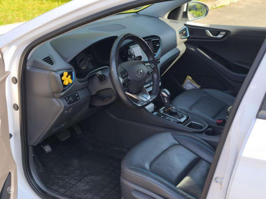 White Hyundai Ioniq 2017 in Vilnius, with an engine capacity of 1.58 L and mileage of 150 thousand km for 8250 €, photo 12 on AUTOMOTO.COM.LV