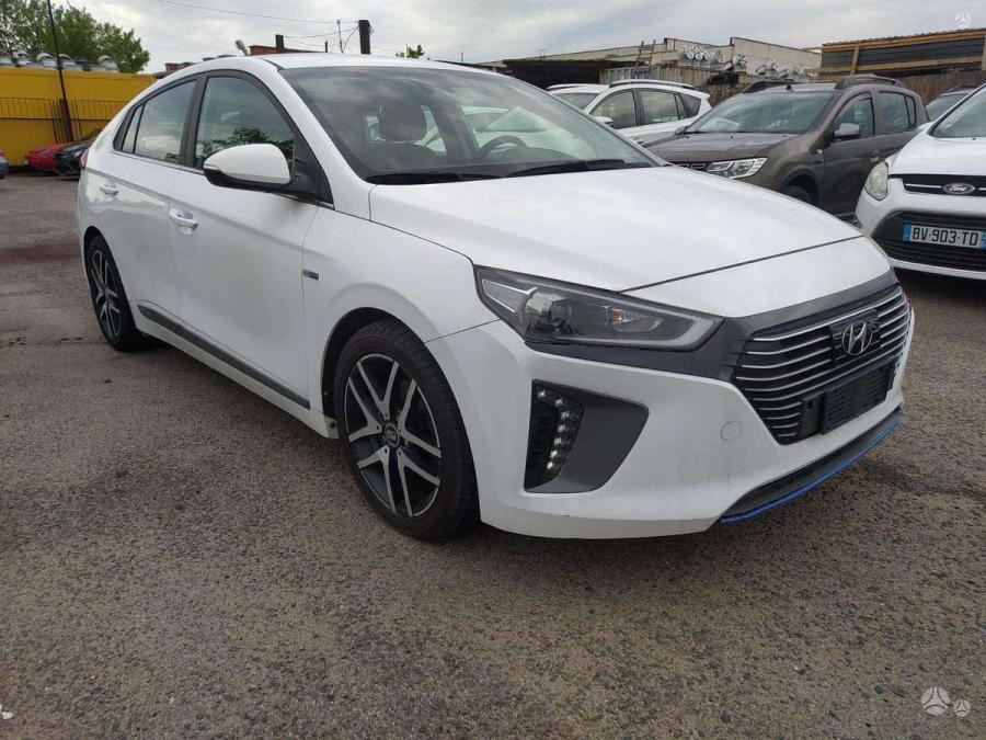 White Hyundai Ioniq 2017 in Panevezys, with an engine capacity of 1.58 L and mileage of 170 thousand km for 9800 €, photo 3 on AUTOMOTO.COM.LV